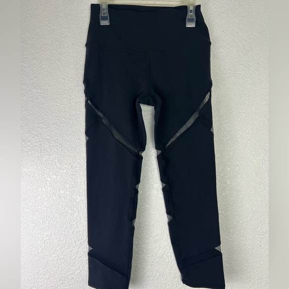 ALO Yoga | Pants & Jumpsuits | Alo Mesmerize High Waist Capri Leggings ...